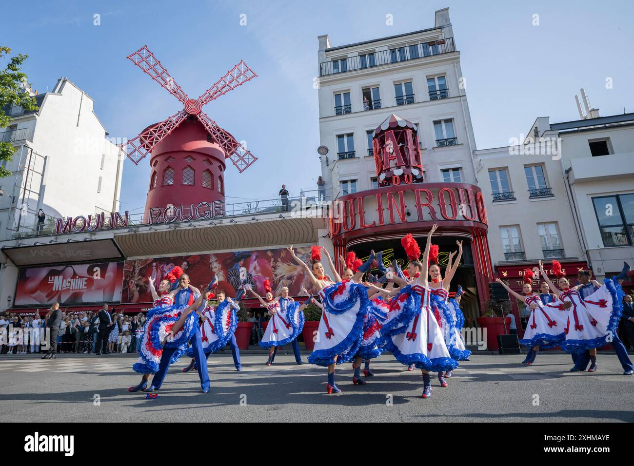 Paris, France. 15 juillet 2024. Des danseurs du cabaret du Moulin Rouge ...