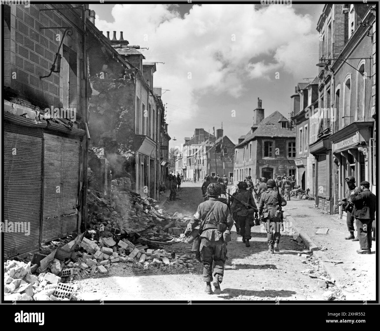 WW2 1944 JOUR J troupes américaines marchent à travers Carentan ...