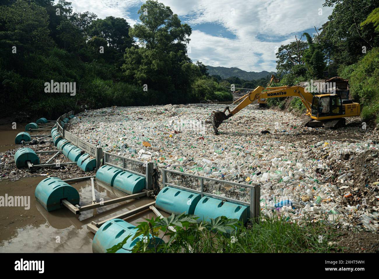 Barricades installées sur la rivière Las Vacas pour empêcher la pollution plastique de pénétrer ...