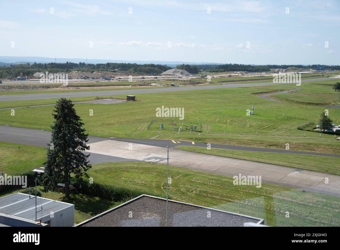 Blich auf die Baustelle fuer die neue Start- und Landebahn im ...