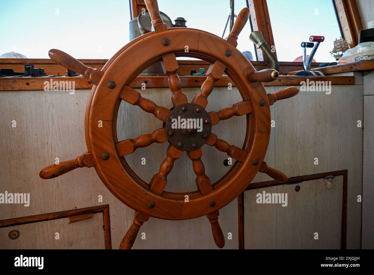 La roue de bateau en bois poli montée sur le pont d'un voilier contrôle la direction Photo Stock ...