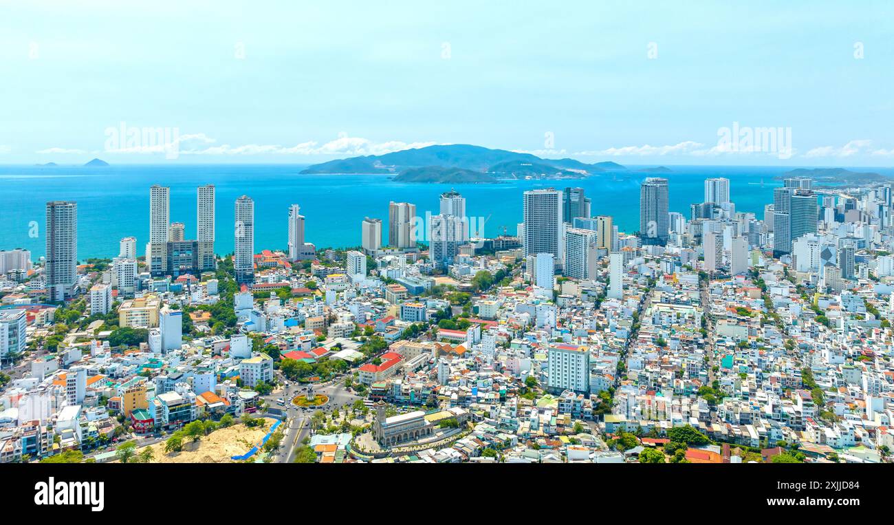 La ville côtière de Nha Trang vue d'en haut sur un après-midi ...