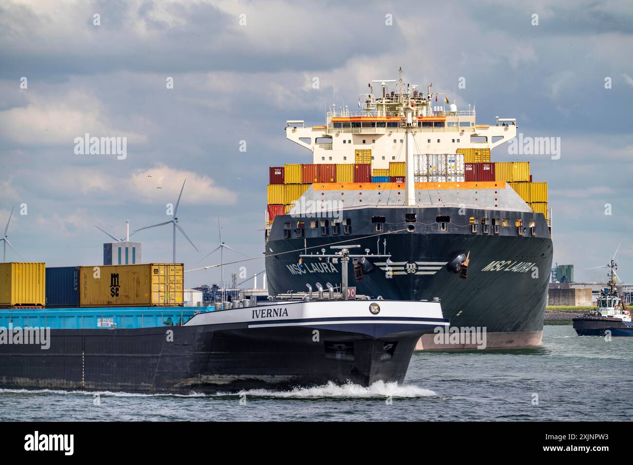 Europahaven, MSC Laura container Freighter remorqué par des remorqueurs ...