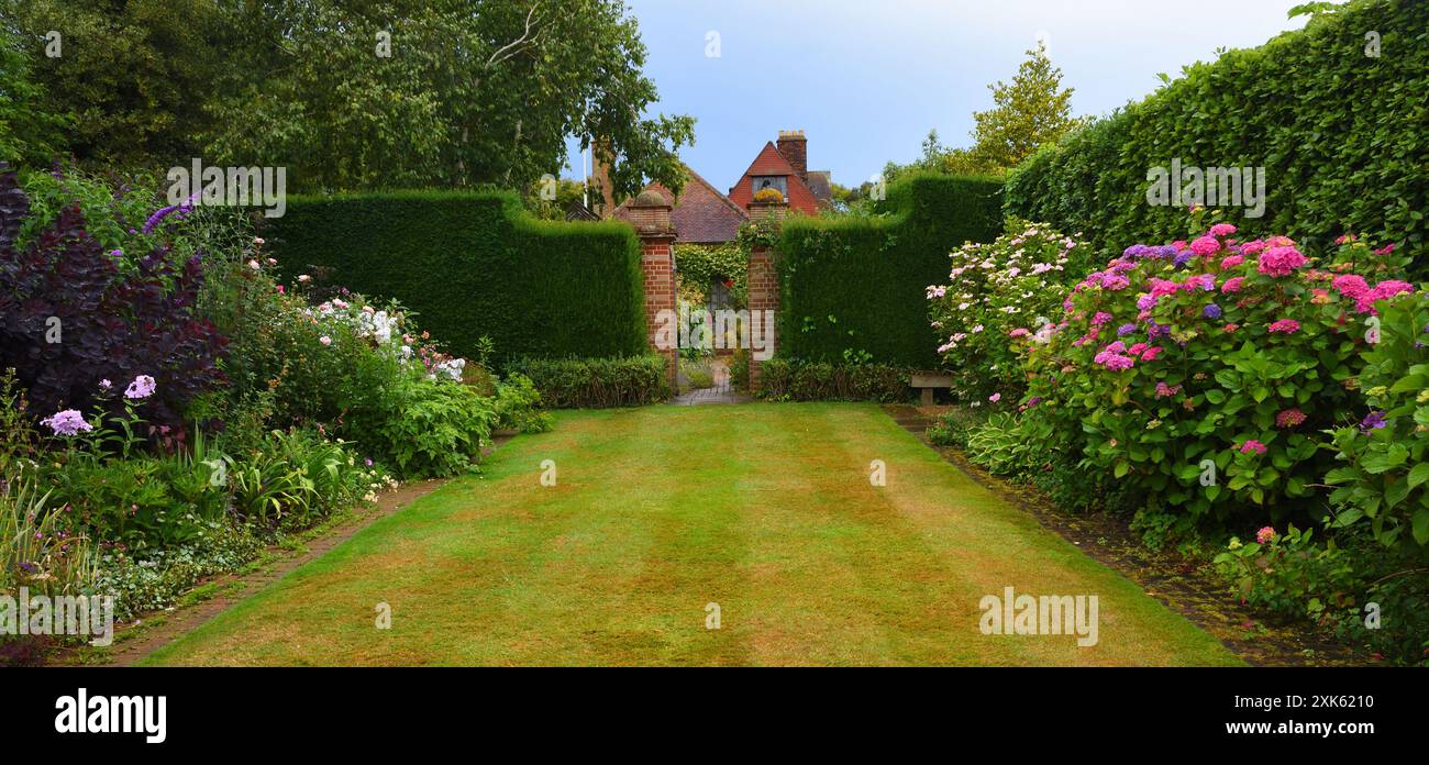 Bordure de jardin colorée Banque de photographies et d’images à haute ...