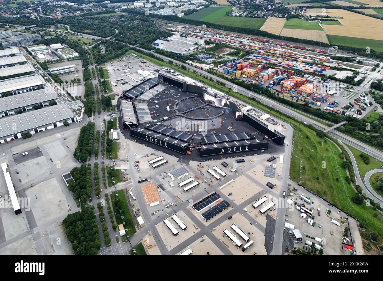 Der Aufbau der riesigen Open Air Arena fuer die Europa Konzerte von Adele im August auf dem ...