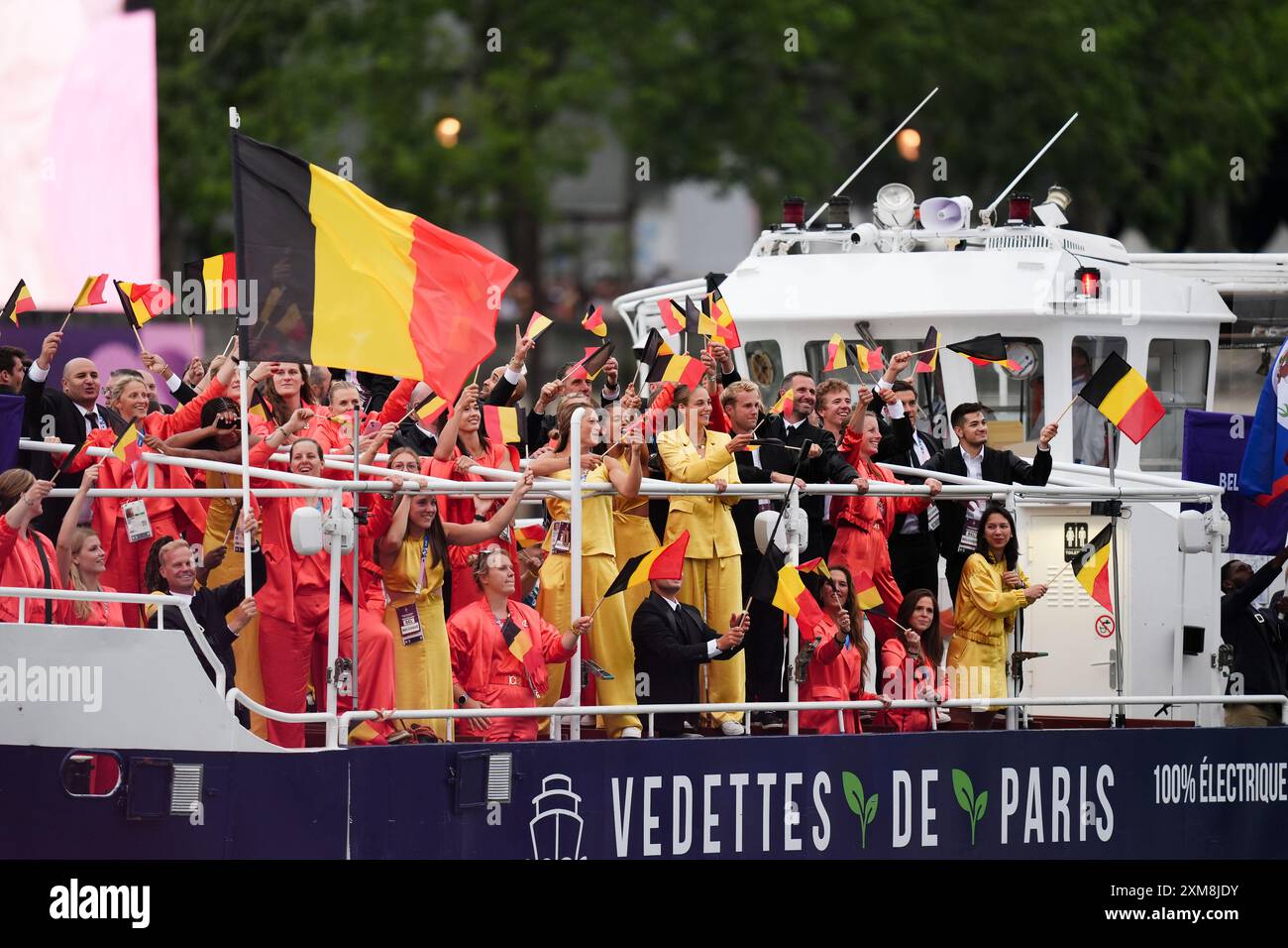 Les porte-drapeaux belges Jerome Guery et Emma Meesseman et l’équipe ...