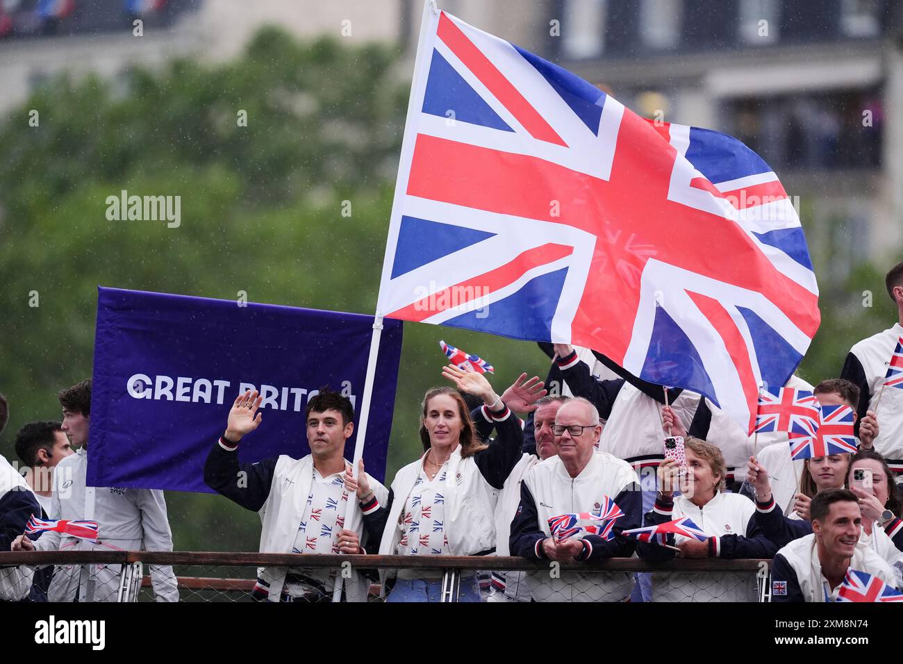 Les porte-drapeaux de Grande-Bretagne Tom Daley et Helen Glover et l ...