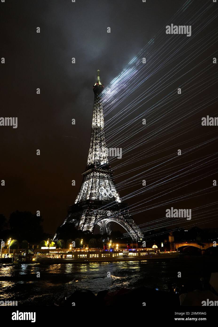 Vue générale de la Tour Eiffel lors de la cérémonie d'ouverture des Jeux Olympiques de Paris ...