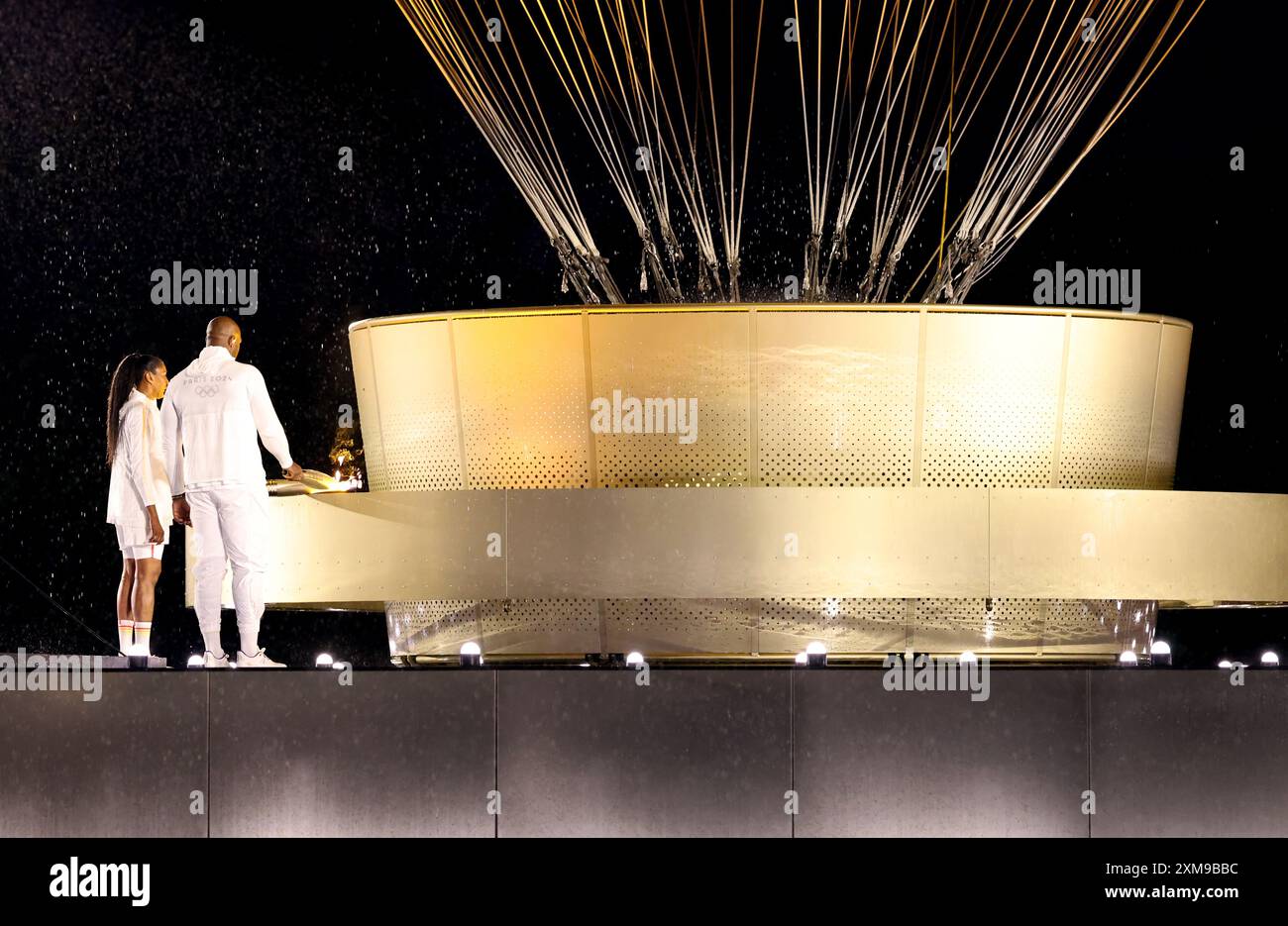 Marie-Jose Perec et Teddy Riner allument la flamme olympique lors de la ...