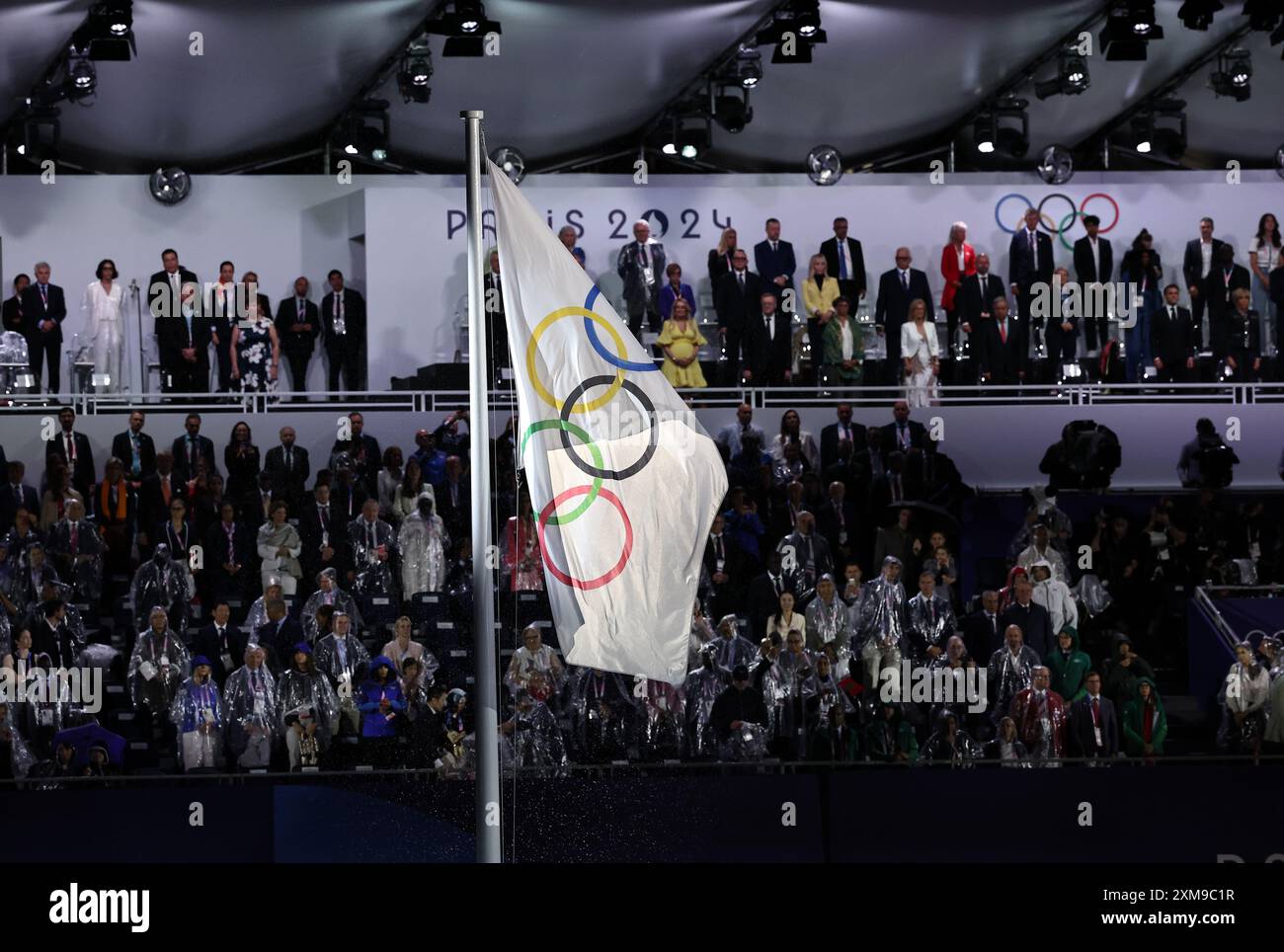 Le drapeau du Comité International Olympique (CIO) est hissé lors de la ...
