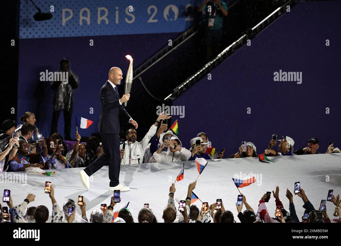 Zinedine Zidane avec la flamme olympique lors de la cérémonie d ...