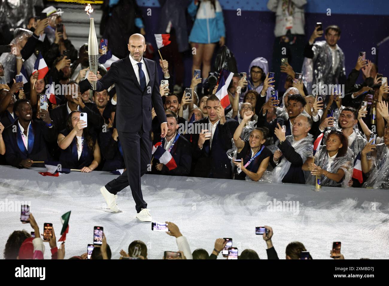 Zinedine Zidane avec la flamme olympique lors de la cérémonie d ...