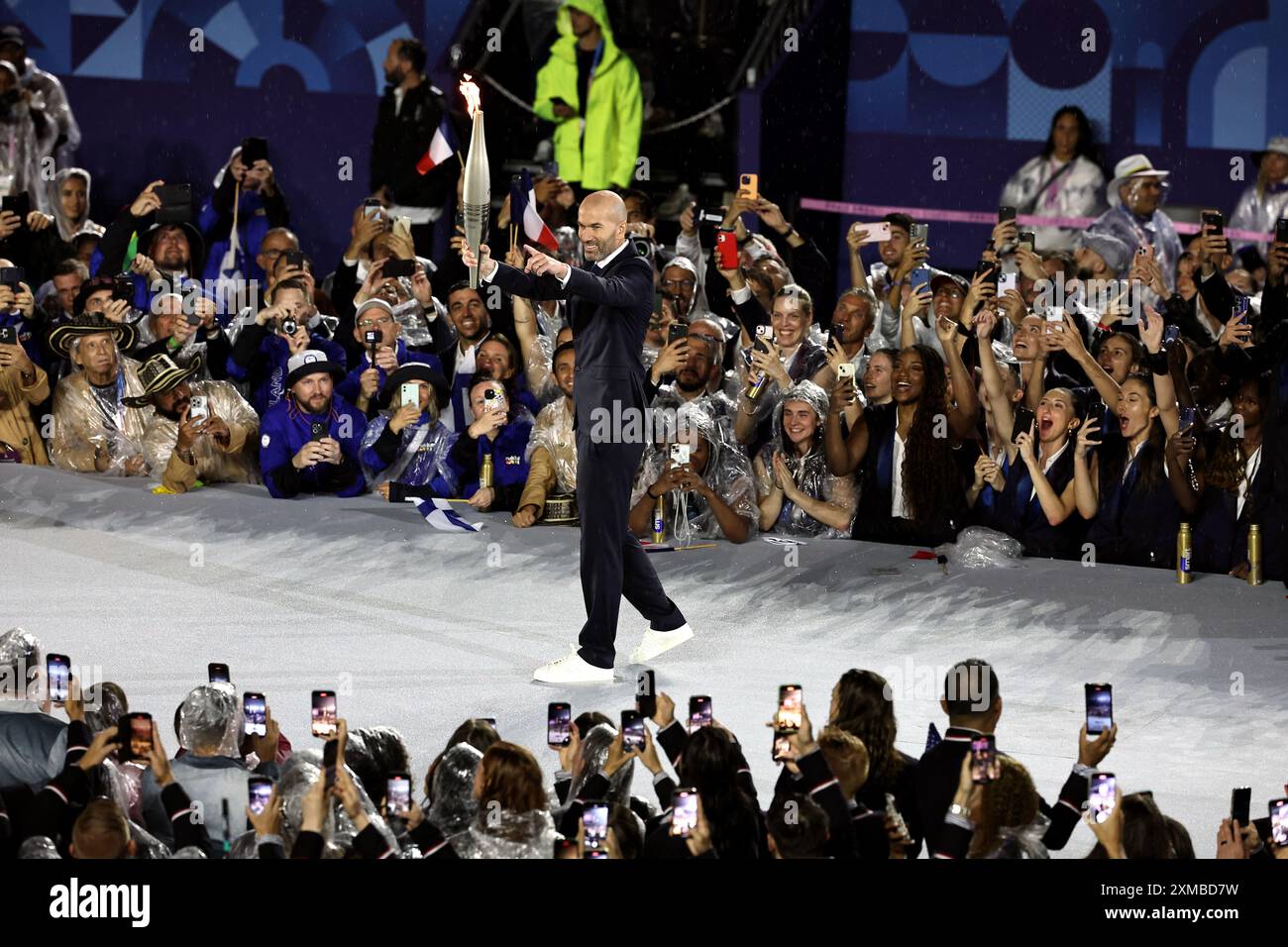 Zinedine Zidane avec la flamme olympique lors de la cérémonie d ...