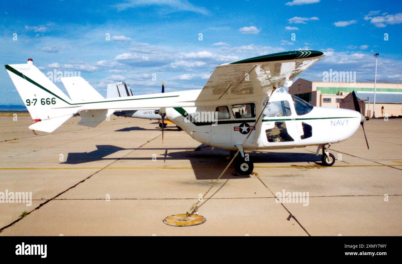Cessna skymaster Banque de photographies et d’images à haute résolution ...