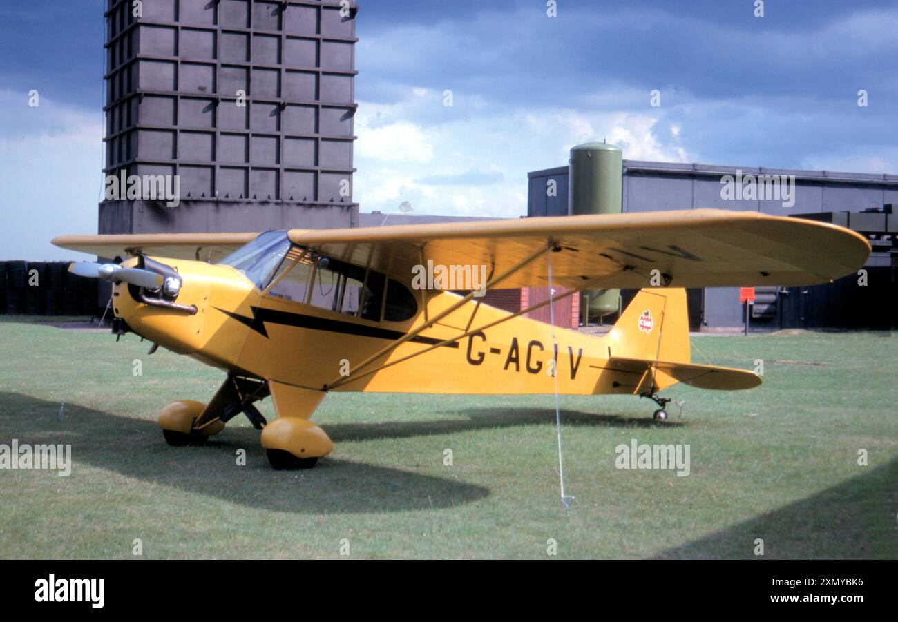 Piper cub j3 Banque de photographies et d’images à haute résolution - Alamy