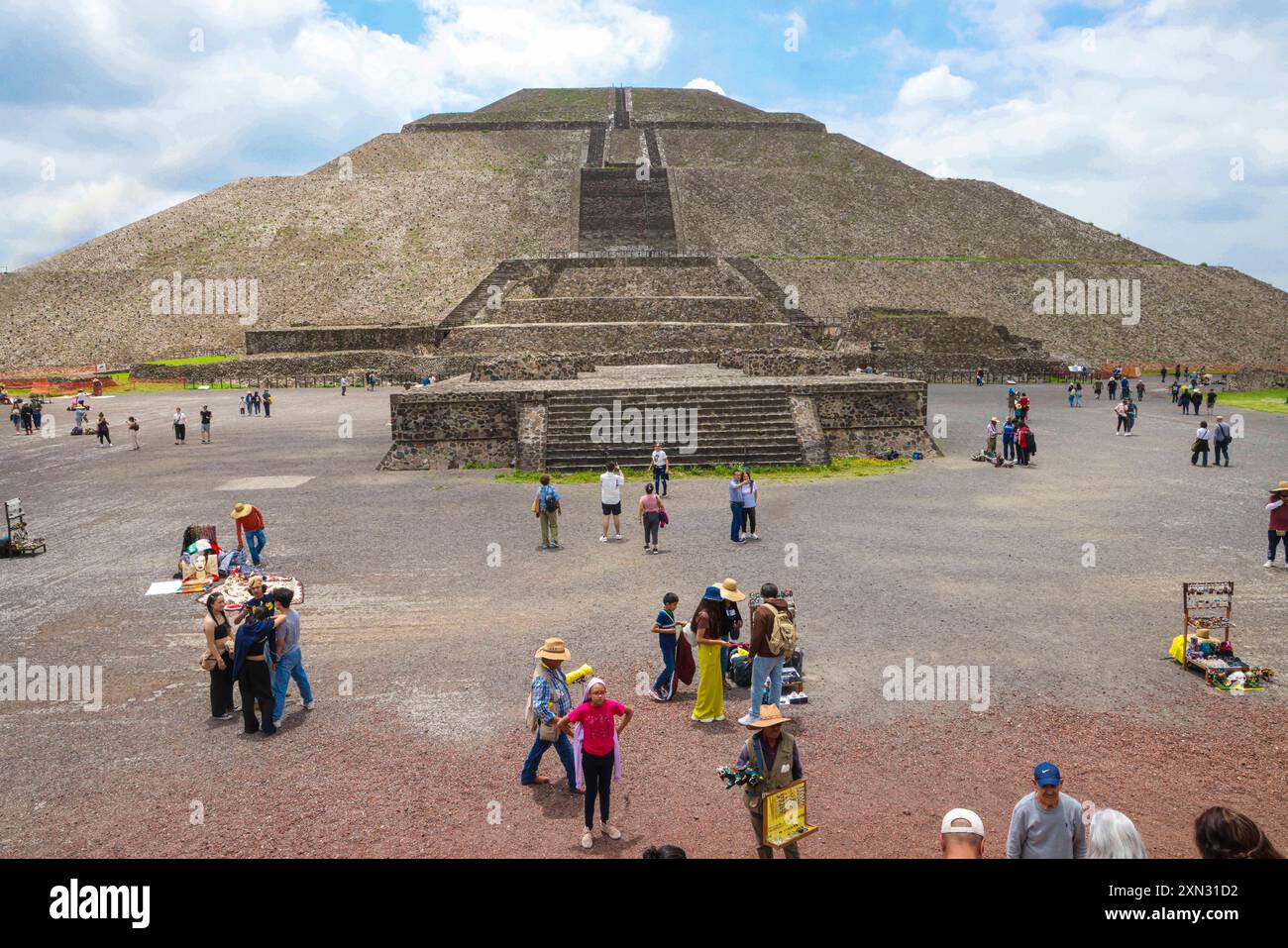 Touriste étranger visite la Pyramide du Soleil à San Juan Teotihuacan ...
