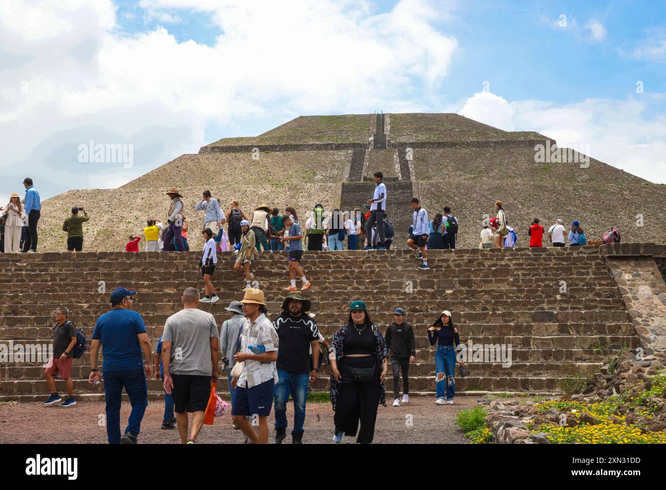 Touriste étranger visite la Pyramide du Soleil à San Juan Teotihuacan ...