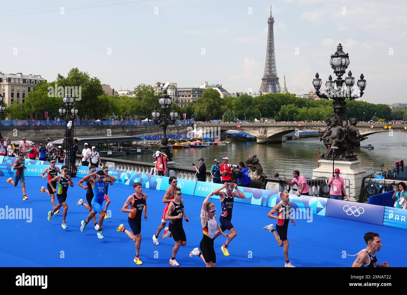 Athlètes lors du Triathlon individuel masculin au Pont Alexandre III le ...