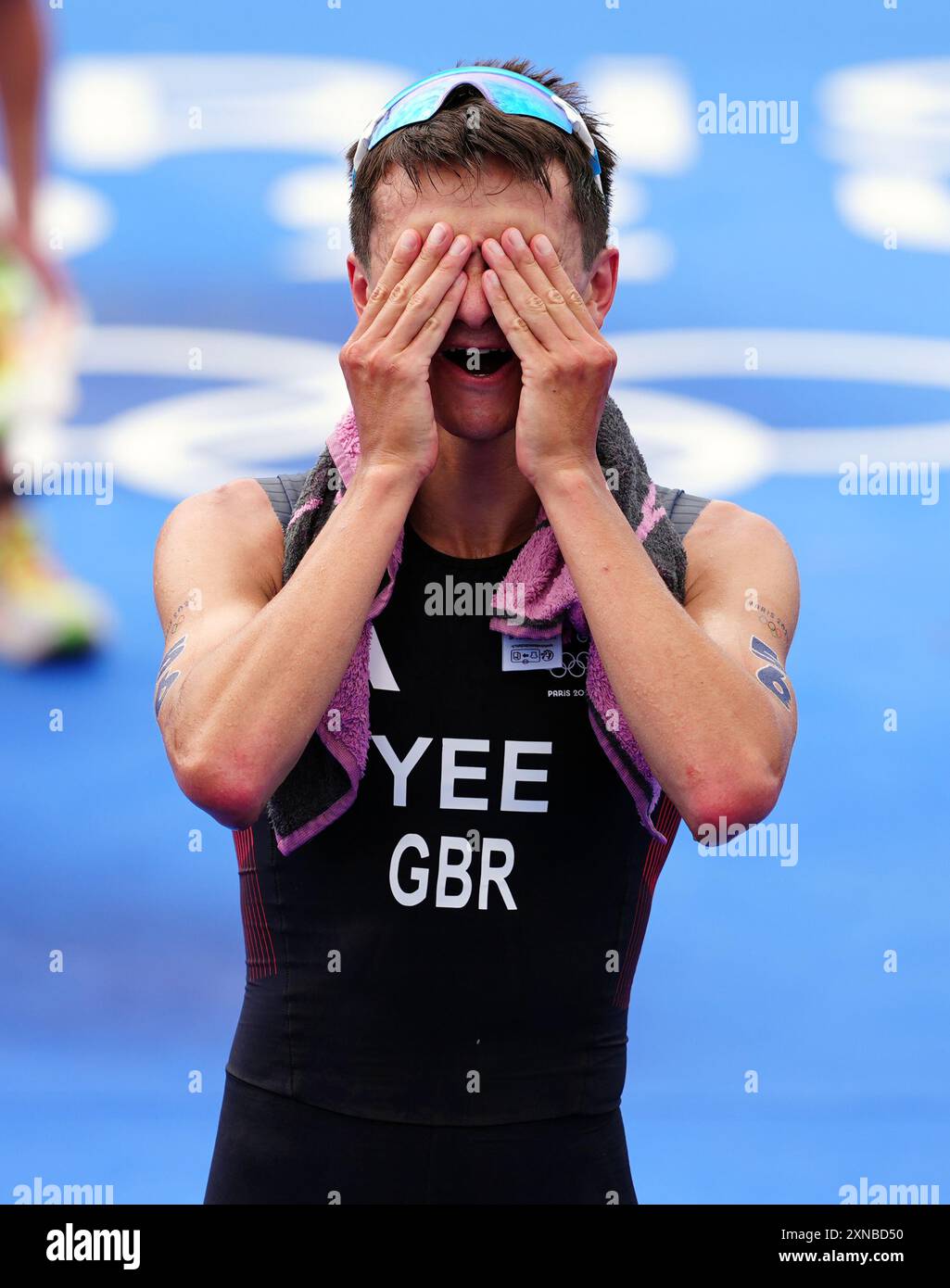 Alex Yee célèbre sa médaille d'or après le Triathlon individuel ...
