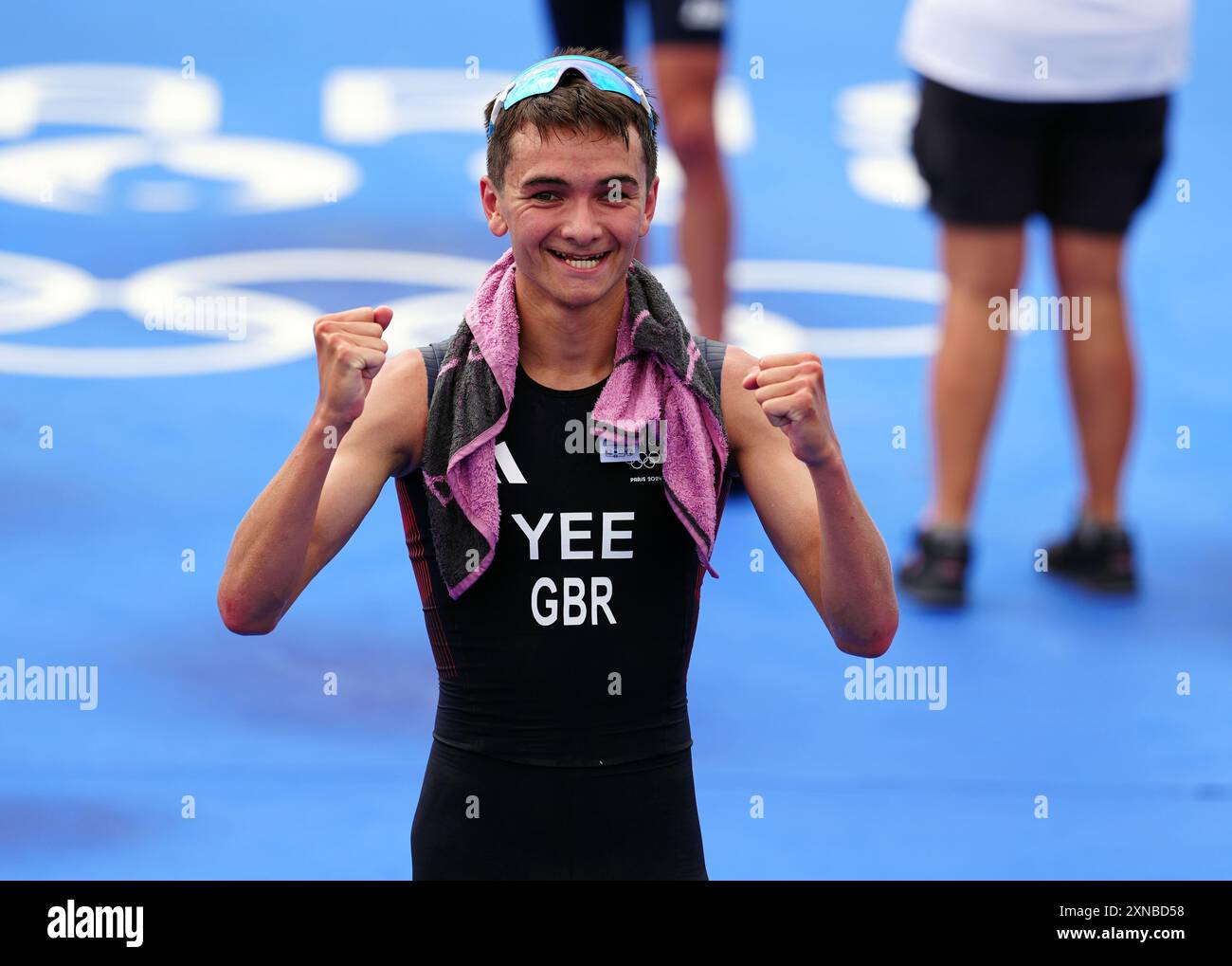 Alex Yee célèbre sa médaille d'or après le Triathlon individuel ...