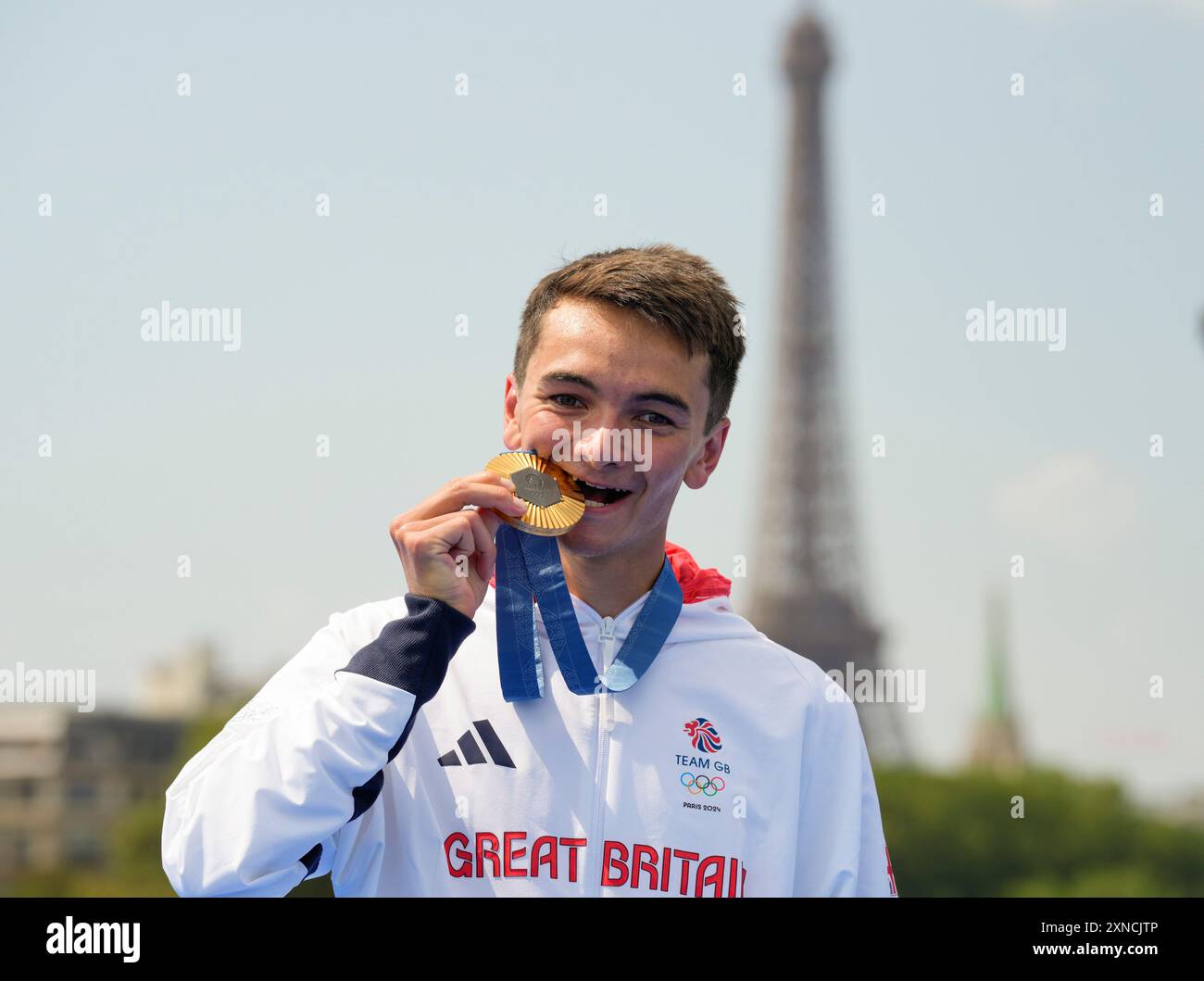 Paris, France. 31 juillet 2024. Alex Yee pose avec sa médaille d'or ...