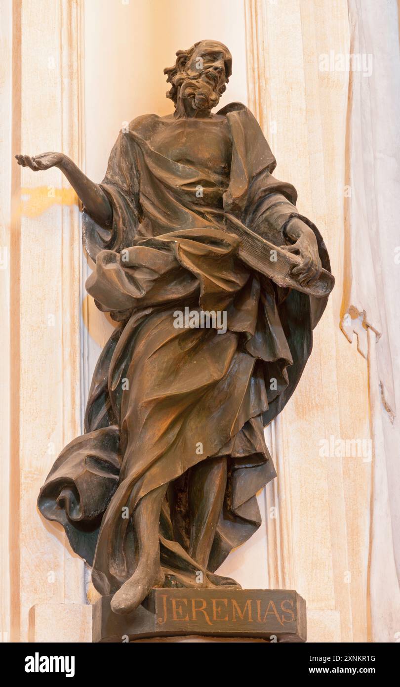 ASSISE, ITALIE - 17 MAI 2024 : la statue en stuc du prophète Jérémie ...