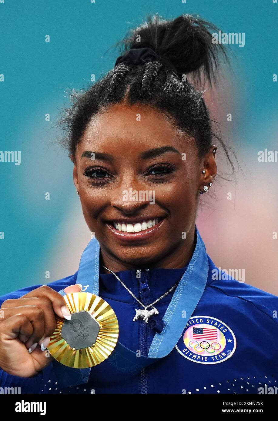 Simone Biles des États-Unis avec sa médaille d'or, et portant un ...