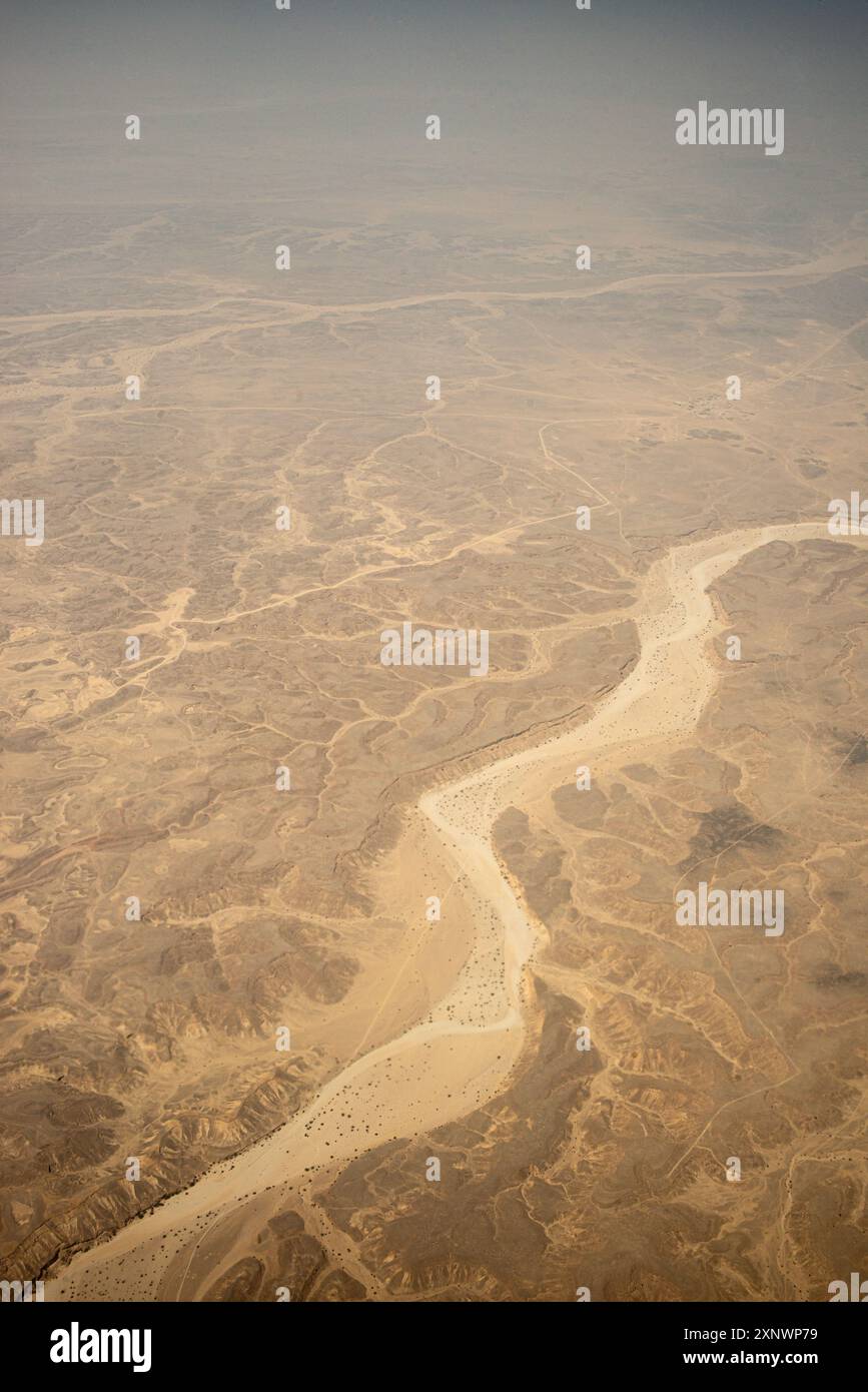 Cette photographie aérienne capture un lit de rivière sec serpentant à ...