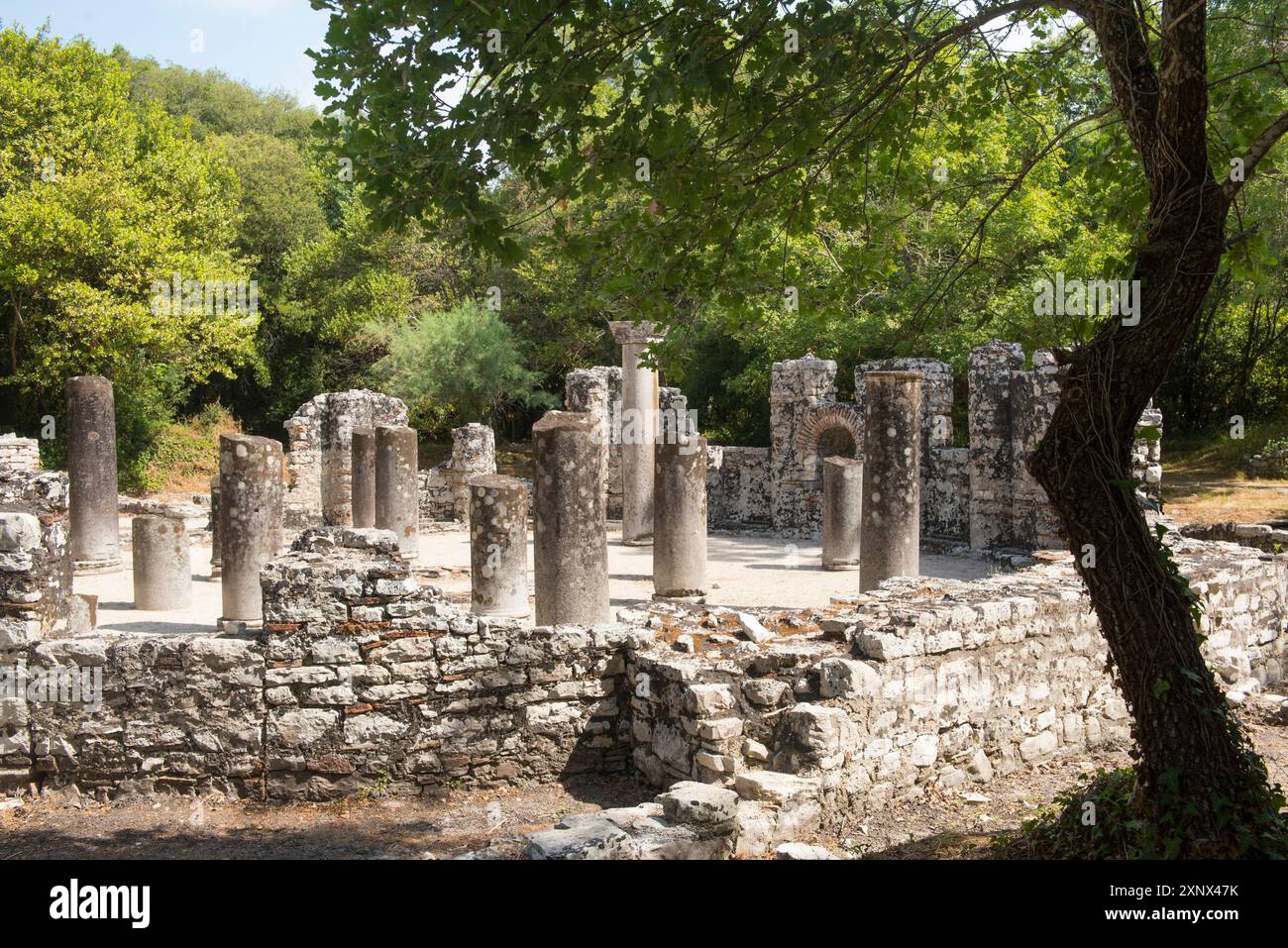 Butrint baptistery pillars byzantine Banque de photographies et d ...
