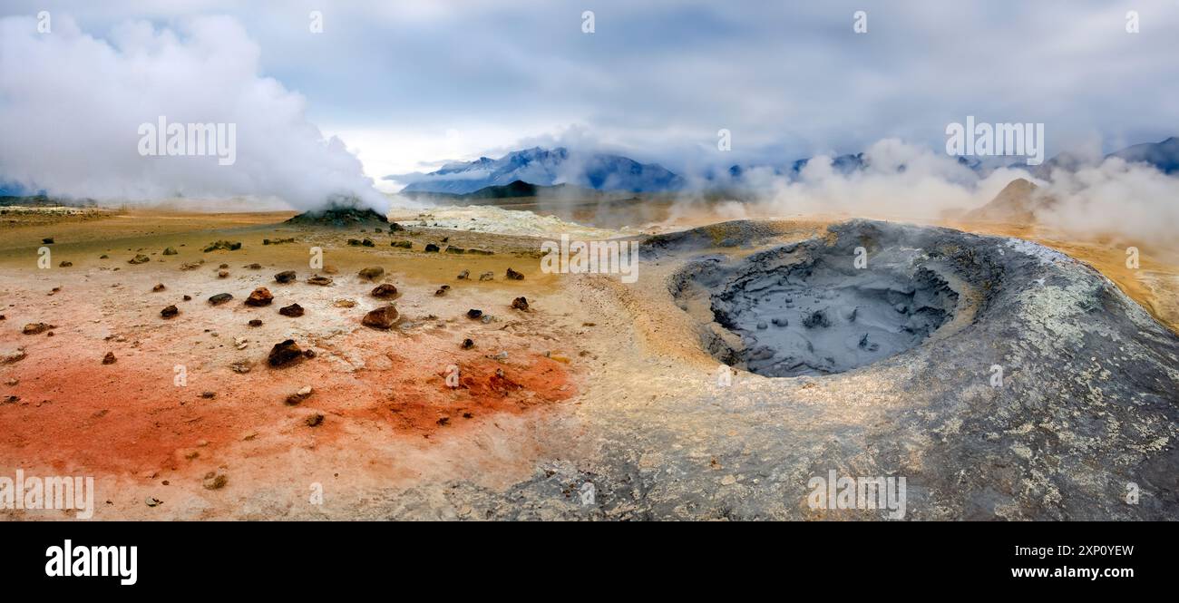 Fumerole volcanique à la vapeur, fosse de boue bouillante et terre ...