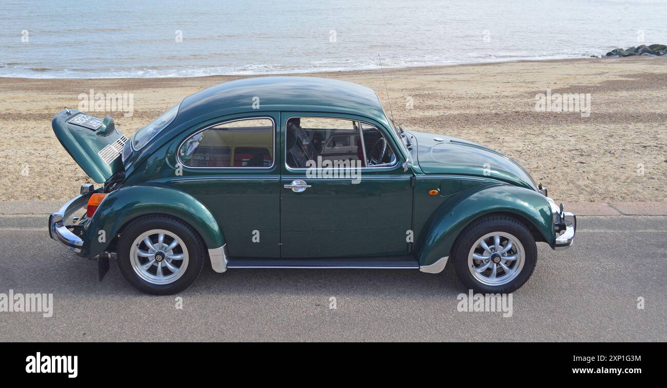 Vintage green volkswagen beetle Banque de photographies et d’images à ...