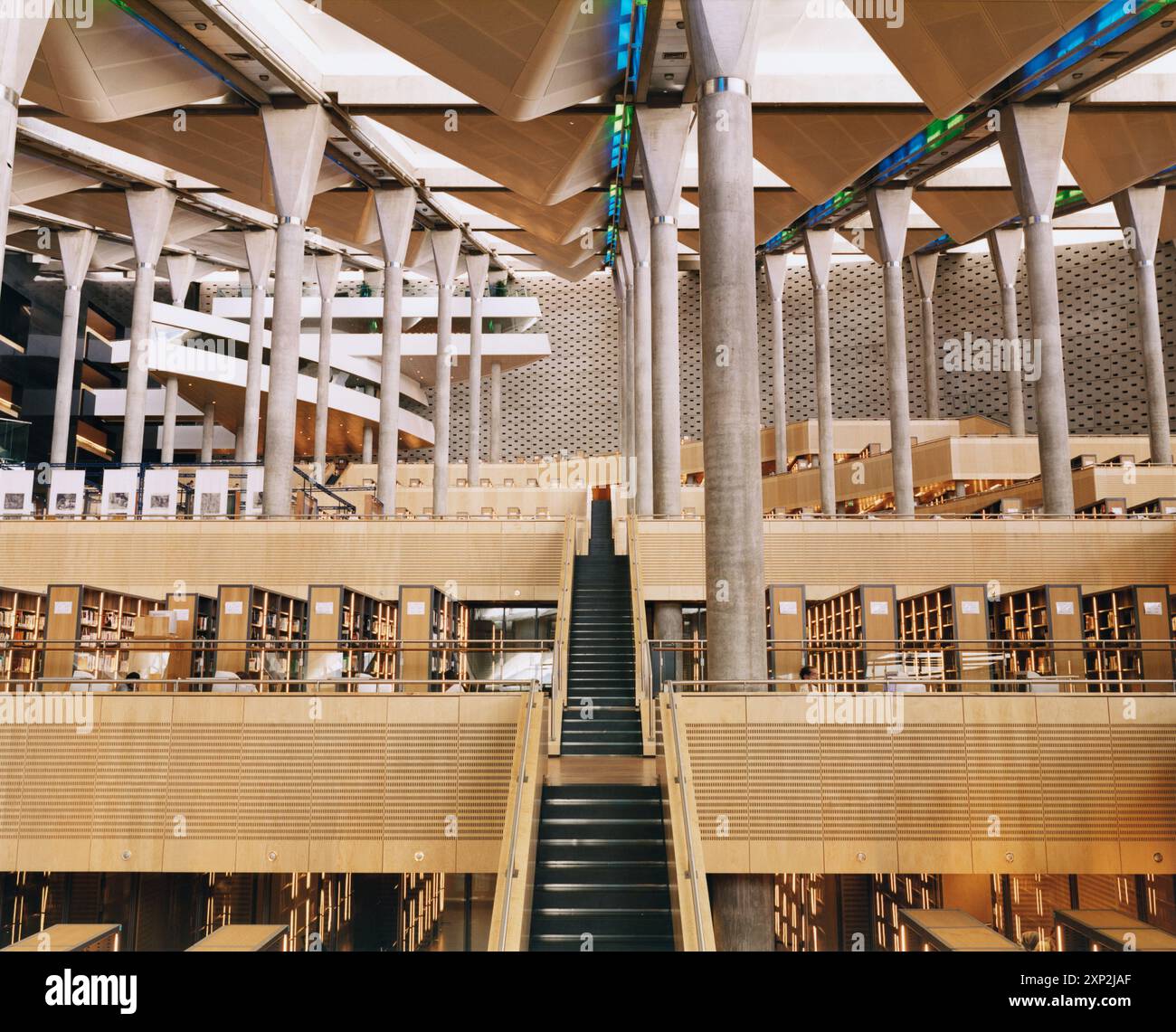 Intérieur moderne de Bibliotheca Alexandrina, symbolisant la préservation et l'expansion des ...