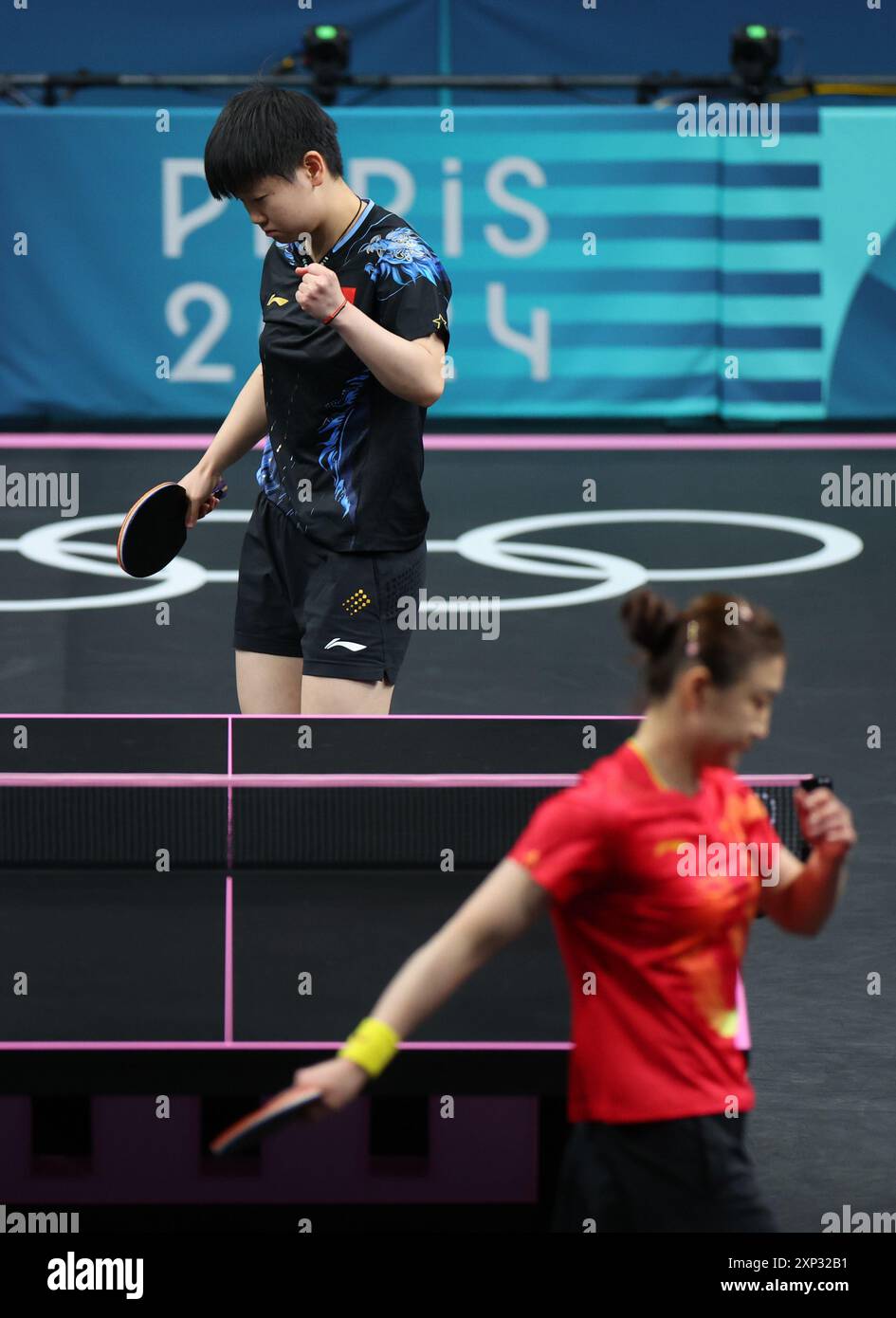 PARIS, 3 août 2024 (Xinhua) -- Sun Yingsha (en haut) de Chine réagit ...