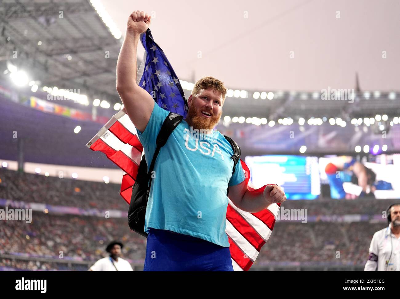 Ryan Crouser, américain, célèbre avoir remporté une médaille d'or à la ...
