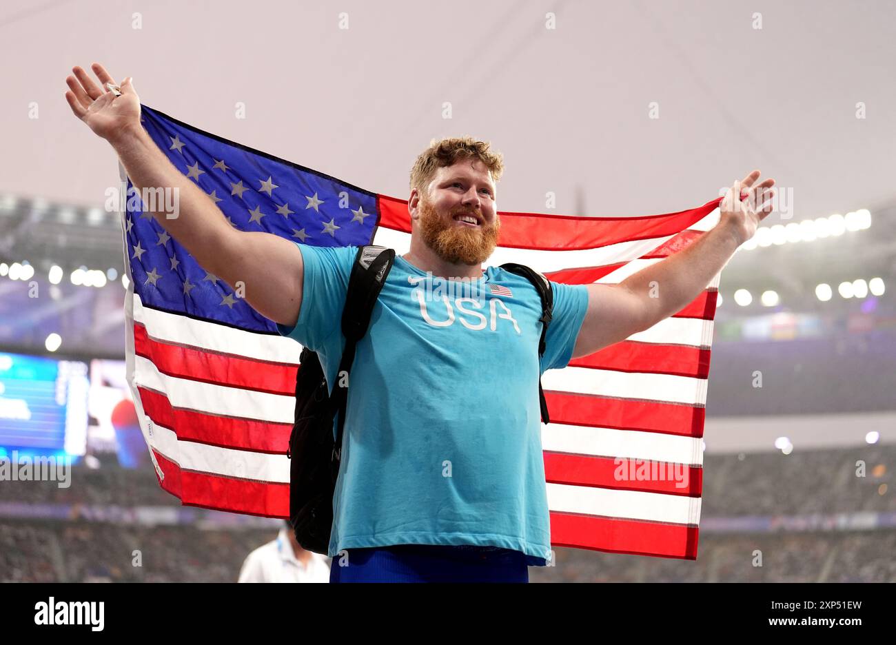 Ryan Crouser, américain, célèbre avoir remporté une médaille d'or à la ...