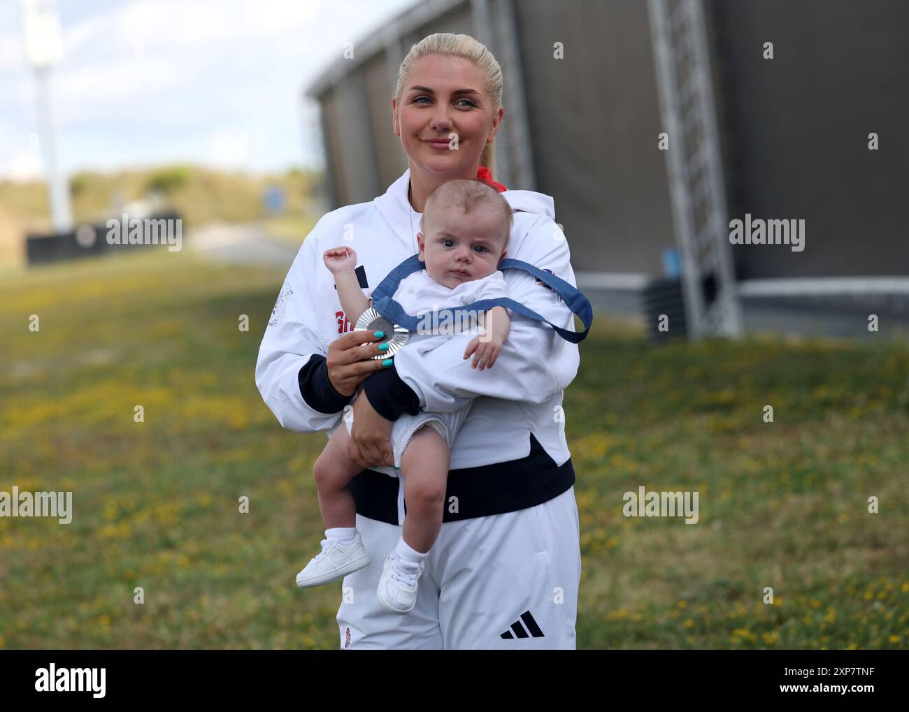 La Grande-Bretagne Amber Rutter pose avec son Tommy et la médaille d ...