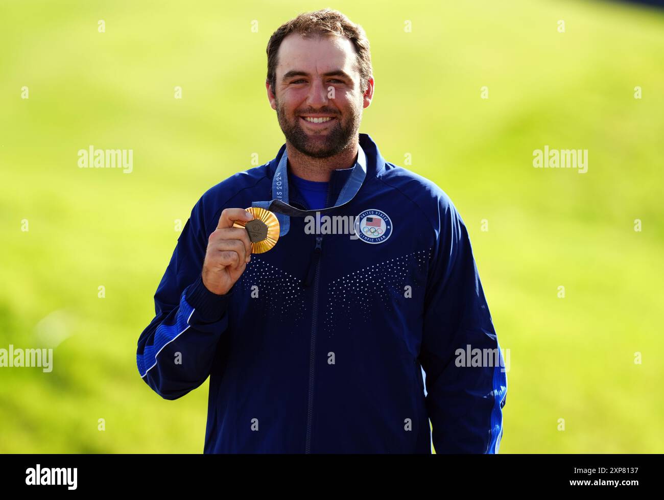 L'américain Scottie Scheffler avec sa médaille d'or à la suite de la ...
