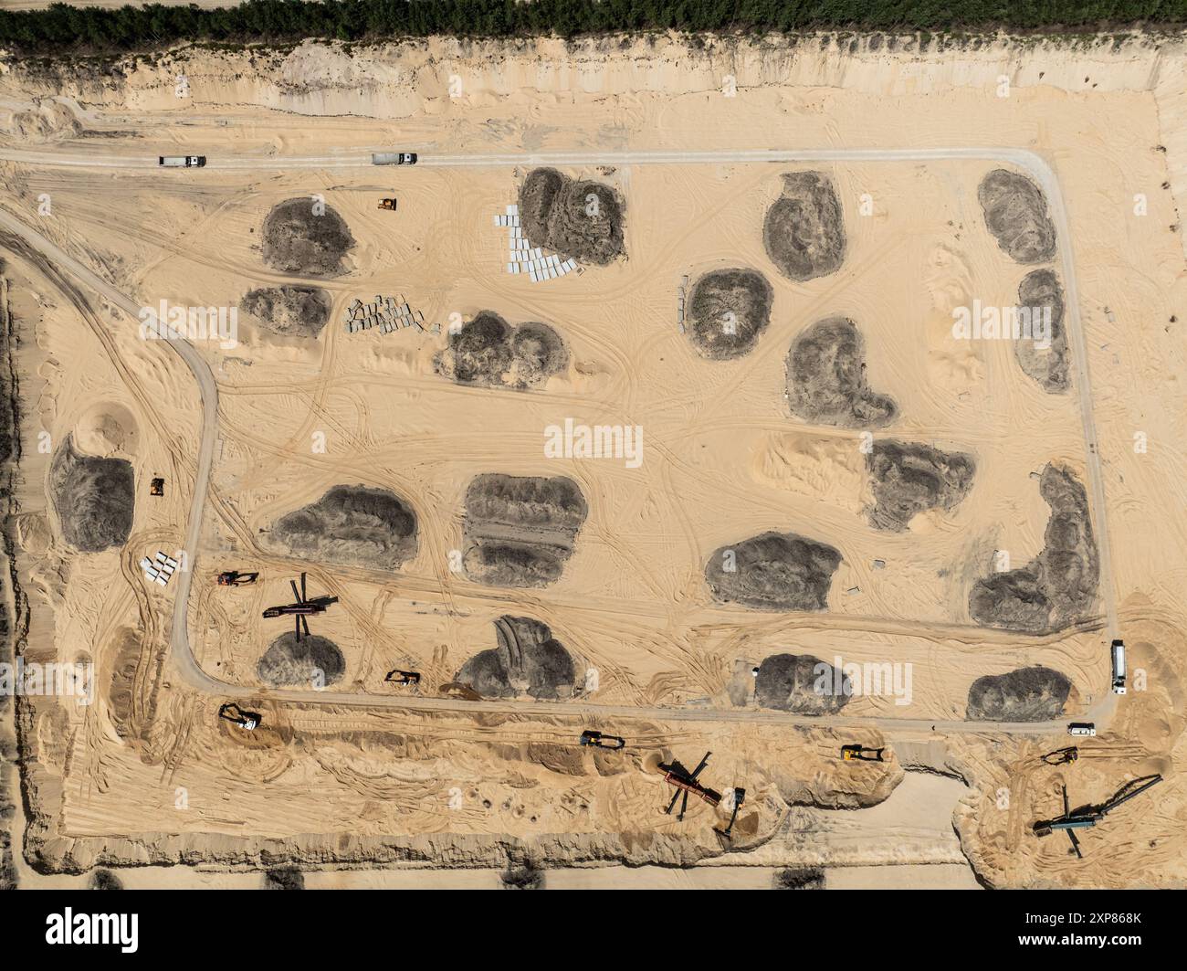 Sable de carrière. Machines et camion travaillant sur une mine de sable ...