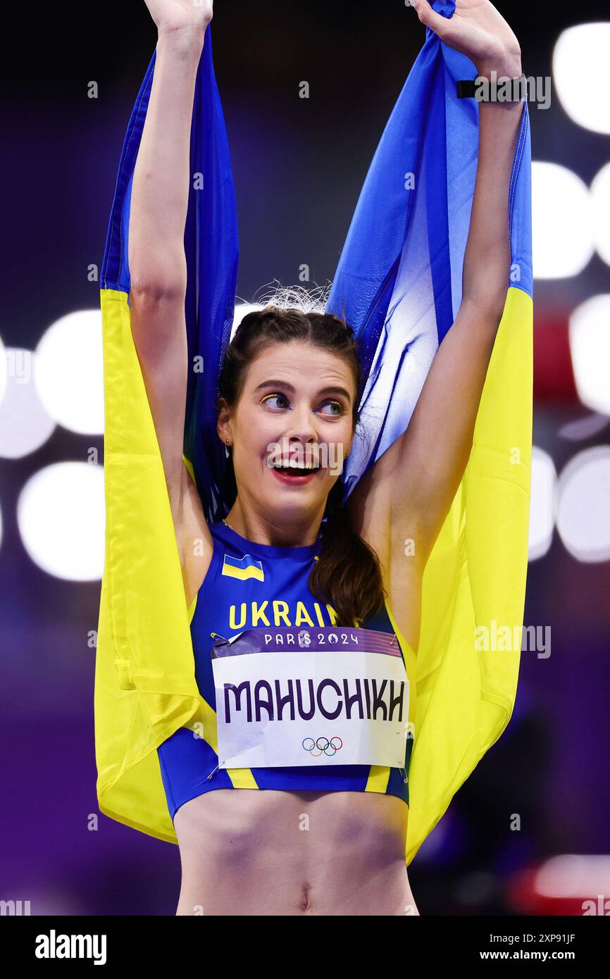 Paris, France, 4 août 2024. Yaroslava Mahuchikh, d’Ukraine, célèbre sa ...