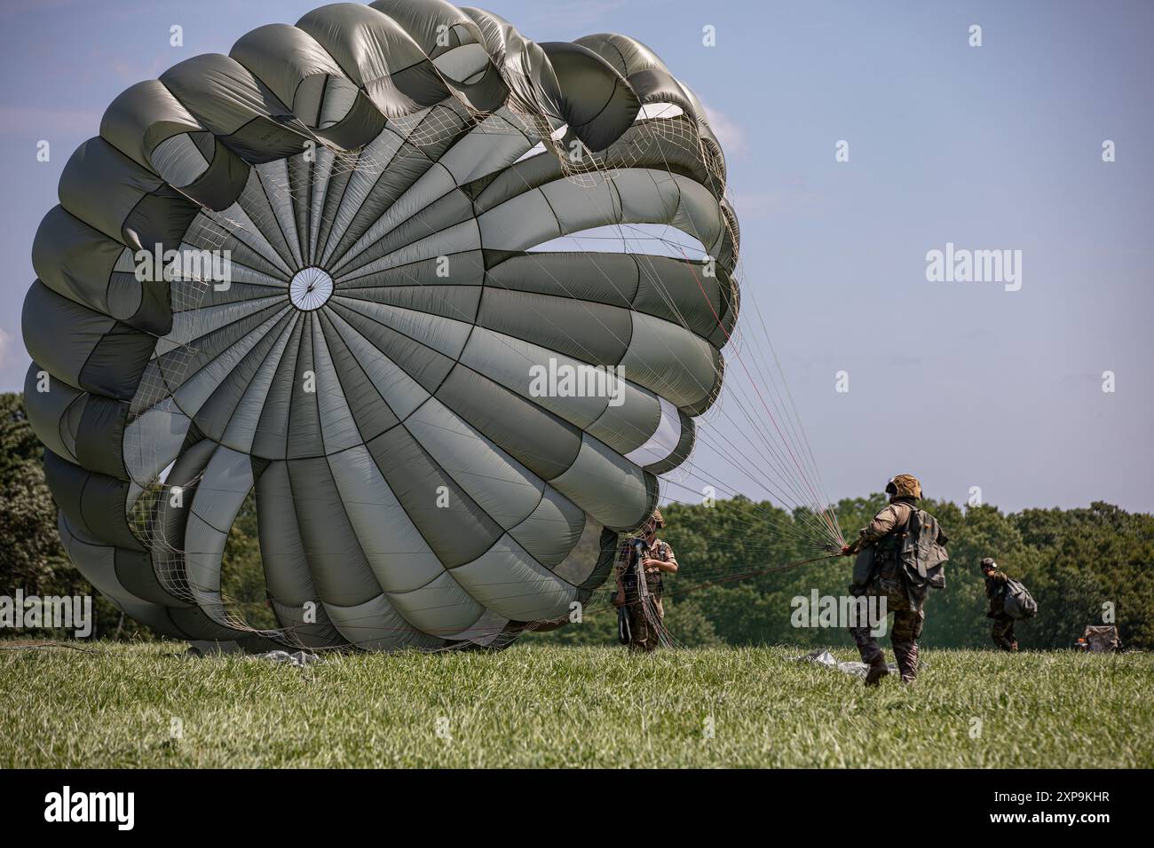 Un parachutiste géorgien traîne son MC-6 Parachute alors qu'il court ...