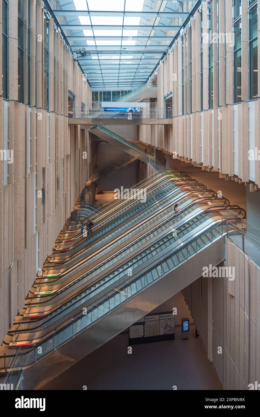 Paris, métro M14 Station St-Denis Pleyel, Architekt Kengo Kuma, 2024 ...