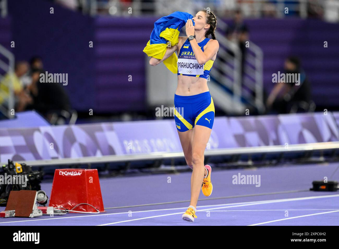 Yaroslava Mahuchikh, d’Ukraine, célèbre après avoir remporté la ...