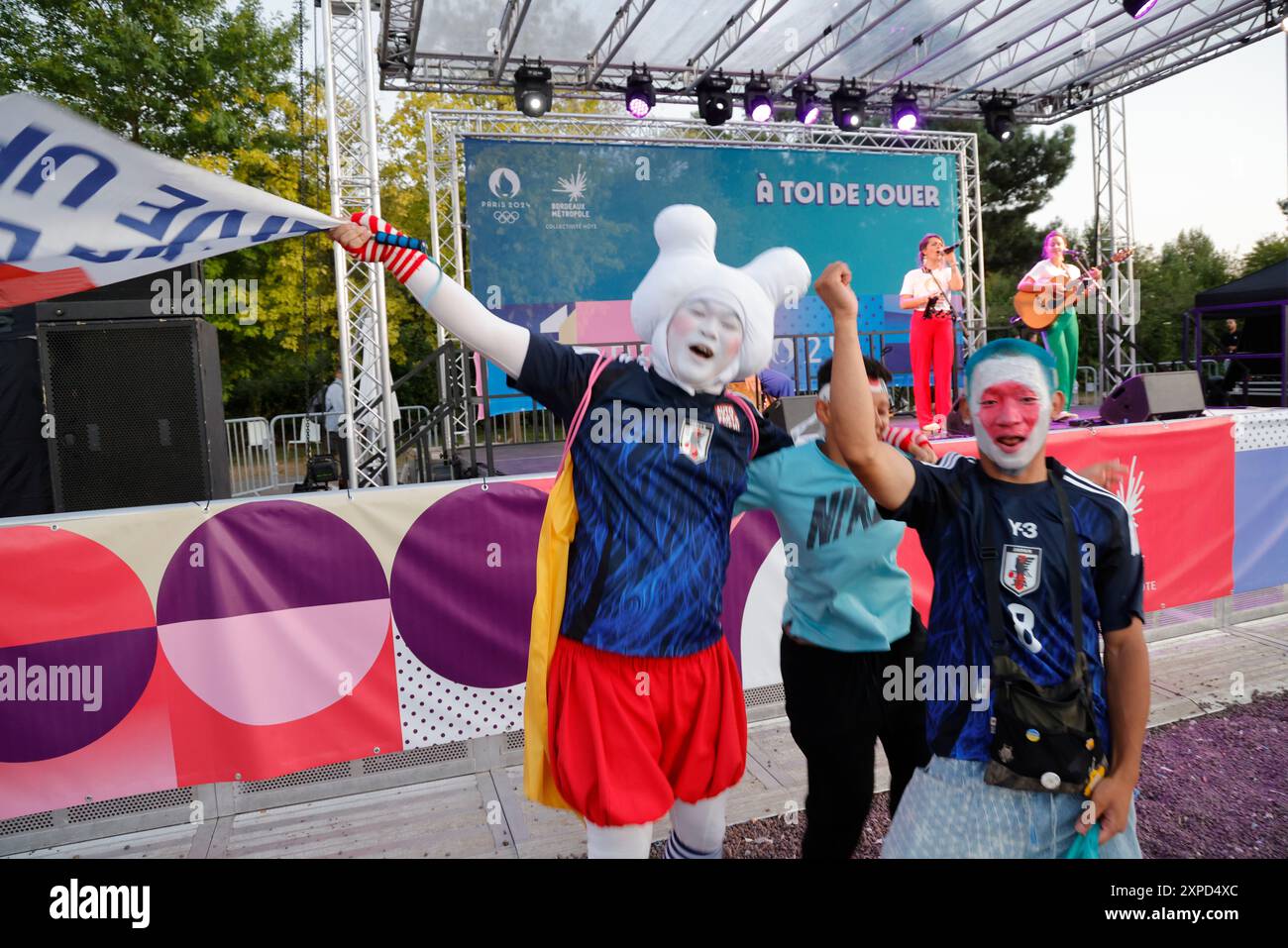 Supporters japonais aux Jeux Olympiques de Paris 2024. Supporters japonais de l'équipe masculine ...