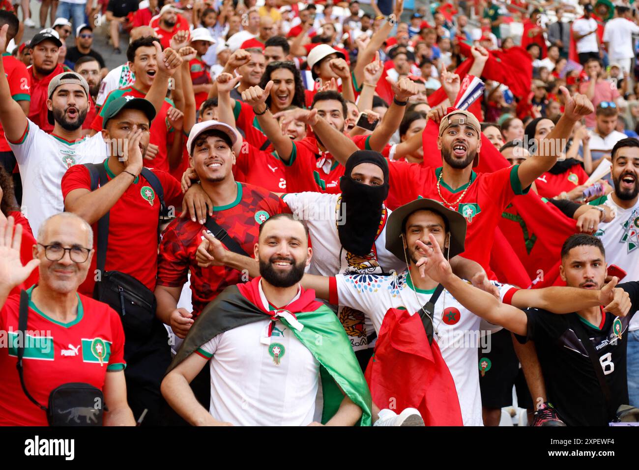 Les supporters marocains encouragent leurs joueurs avant la demi-finale ...