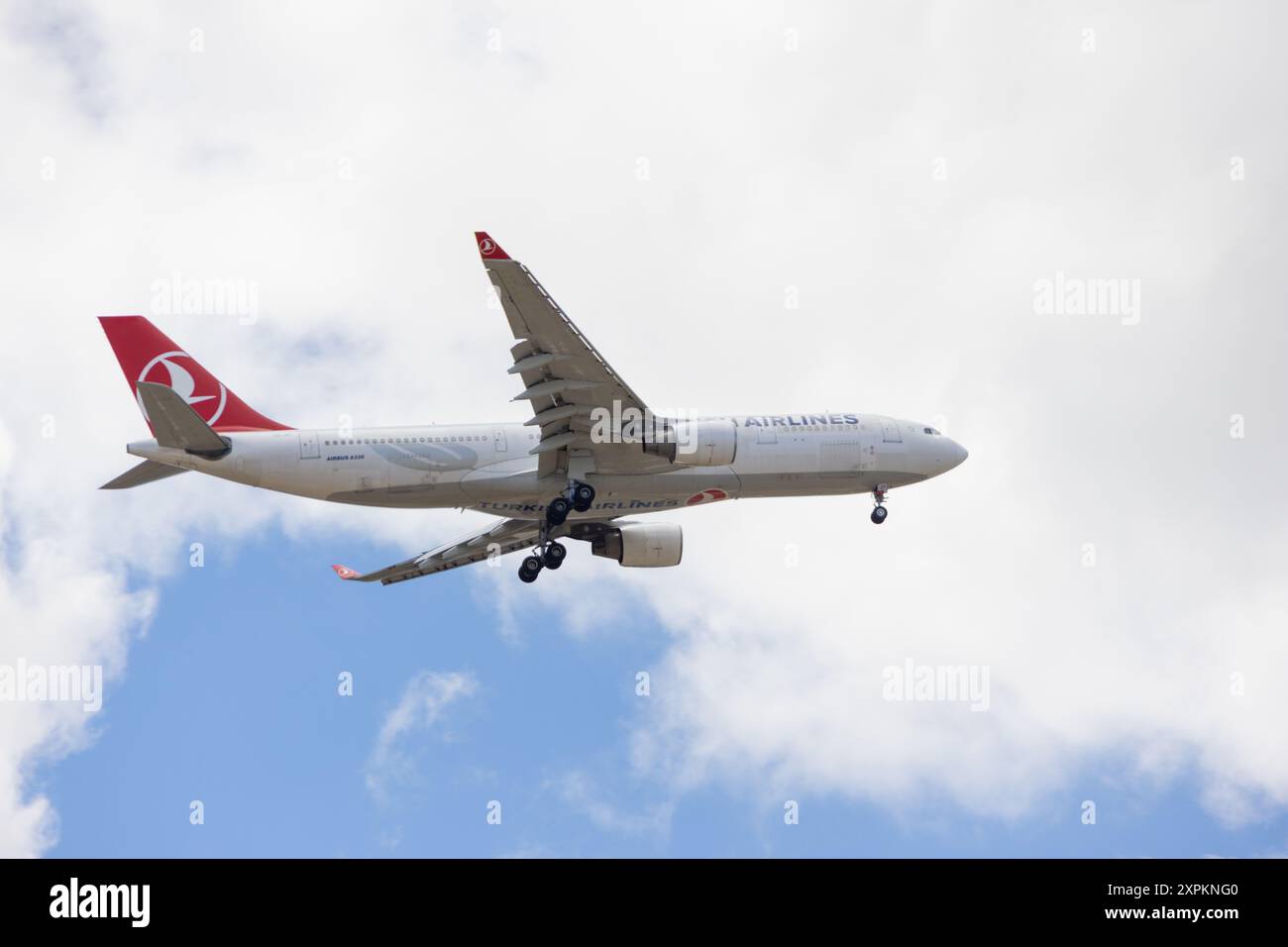 La compagnie aérienne turque airbus a330 approche de l'aéroport, son ...