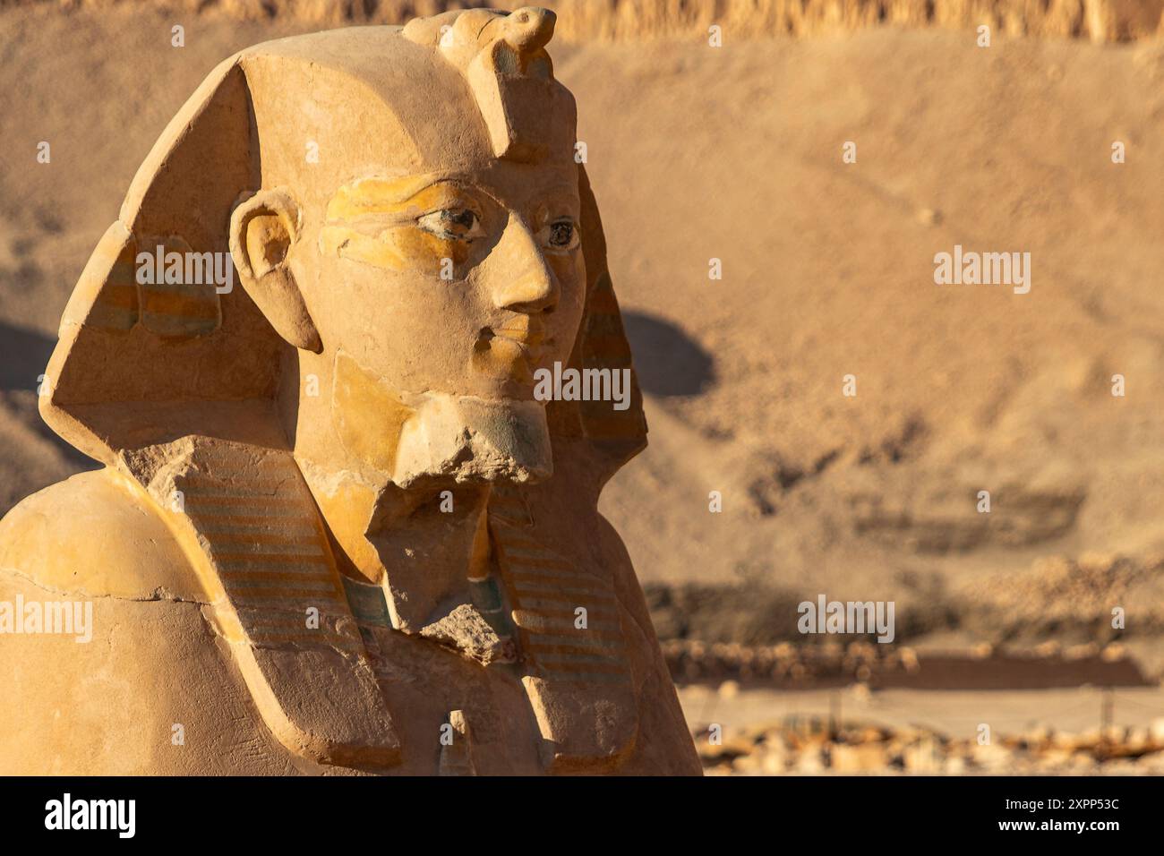 Le visage altéré du Sphinx regarde à travers les sables du temps, son ...