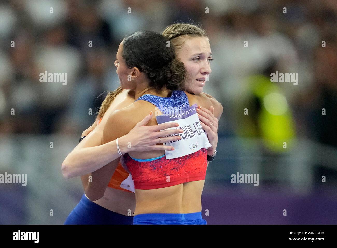 Gold medalist Sydney McLaughlin-Levrone, of the United States, and ...