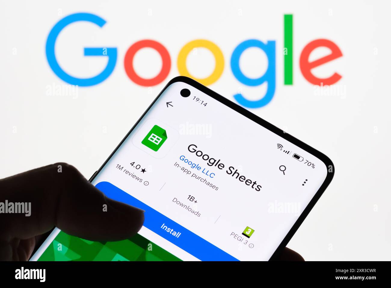 Gros plan de l'écran d'un smartphone affichant l'application Google Sheets avec le logo Google ...