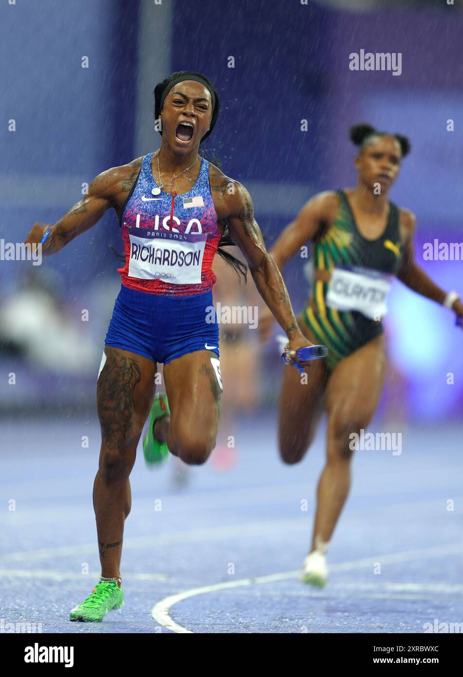 Paris, France. 9 août 2024. Sha'carri Richardson (avant) de l'équipe USA réagit après la finale ...