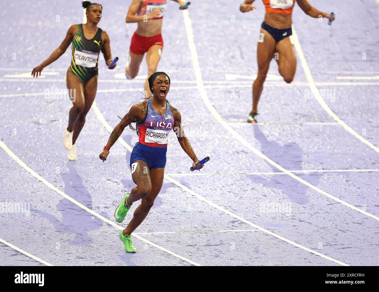 Paris, France. 9 août 2024. Sha'carri Richardson (avant) de l'équipe USA réagit après la finale ...